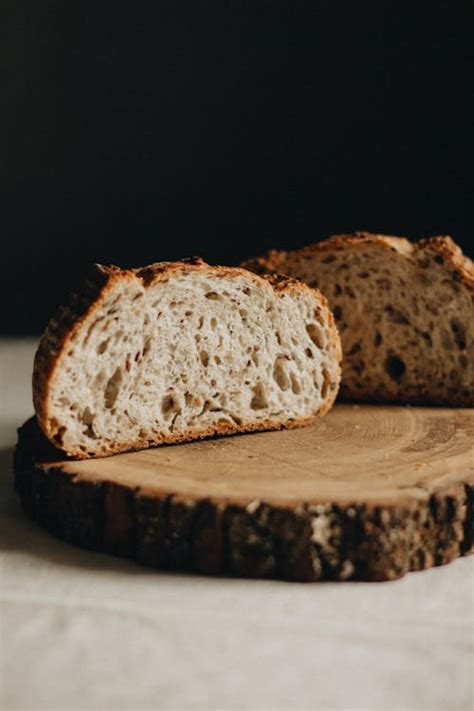 간단한 재료 갈색 껍질 건강한 곡물 공예 구운 도마 러스틱 많은 맛 맛있는 먹을 수 있는 목조 밀 발효 된 베이커리 베이커리 제품 빵 빵