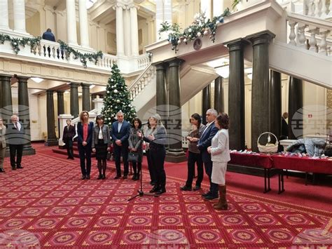 Благотворителен коледен базар за нуждите на децата с онкохематологични заболявания бе открит в