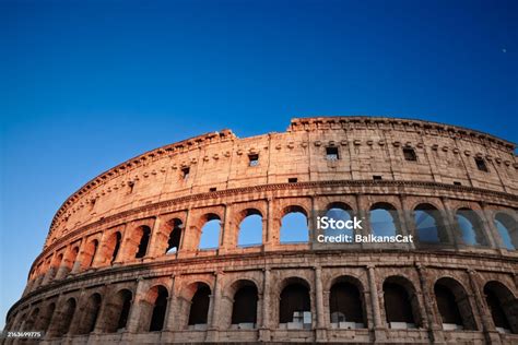 로마의 콜로세움 은 이탈리아의 로마 공학과 고대 로마의 상징 인 역사적인 건축물과 기념비적 인 석조 아치를 보여주는 상징적 인 고대 원형 극장입니다 0명에 대한 스톡 사진