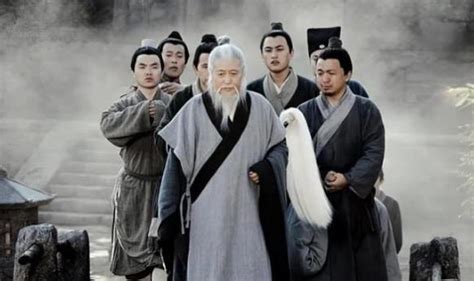 Người xưa có câu Đàn ông không đeo vàng đàn bà không đeo bạc tại sao lại nói như vậy Nó có