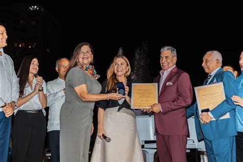 Alcaldesa Carolina Mejía Entrega Medalla Al Mérito A Rafael Solano Y A Niní Cáffaro Declara