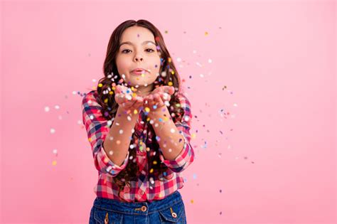 귀여운 우아한 아이 홀드 손 제스처 보내기 선생님 키스를 축하 주말 자유 시간 원하는 파티 로맨스 로맨틱 한 옷을 입고 현대 의상 고립 파스텔 배경 갈색 머리에 대한 스톡