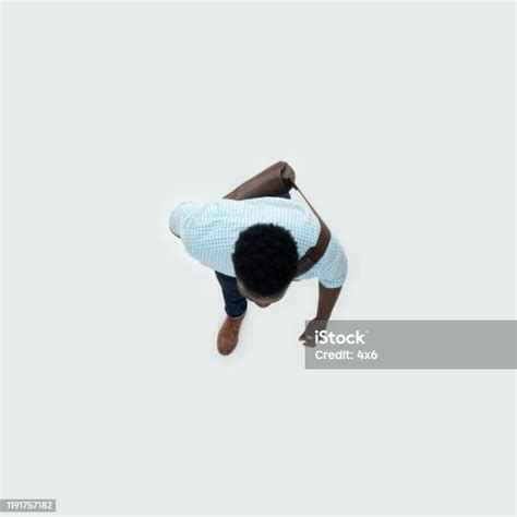 직접 위의 보기 조감도 전체 길이 1 명 만 2029세 성인 잘생긴 사람 곱슬 머리 짧은 머리 생성 Z 아프리카 민족 아프리카 계민족 아프리카계 인종 백인 남성 젊은 남자