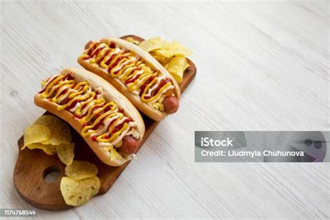 파인애플 소스 칩 노란 겨자 마요네즈 케첩을 곁들인 홈메이드 콜롬비아 핫도그 공간을 복사합니다 0명에 대한 스톡 사진 및 기타 이미지 Istock