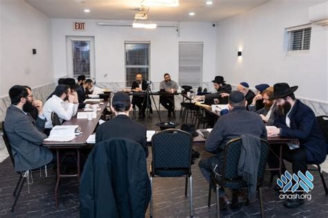 Rabbi Braun Tests Crown Heights Semicha Program