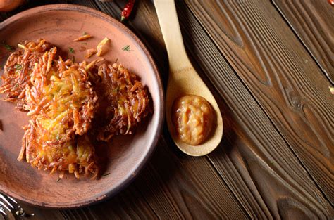 평면도에서 상단 보기 신선한 집에서 만든 맛 있는 감자 팬케이크 애플 소스와 점토 접시 갈기갈기 찢어진에 대한 스톡 사진 및 기타 이미지 갈기갈기 찢어진 갈색 감자