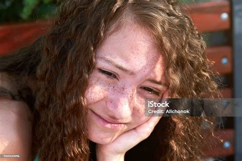얼굴에 주근깨가 있는 십대 소녀의 사려 깊은 초상화 소녀는 손으로 얼굴을 받친다 12 13세에 대한 스톡 사진 및 기타 이미지 12 13세 감정 건강한 생활방식