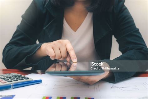 비즈니스 우먼은 태블릿 모바일 기술을 보유하고 입력하여 분석 및 예산 재무 회계를 위한 성장 통계 차트 및 종이 작업 그래프를 제공합니다 개념에 대한 스톡 사진 및 기타