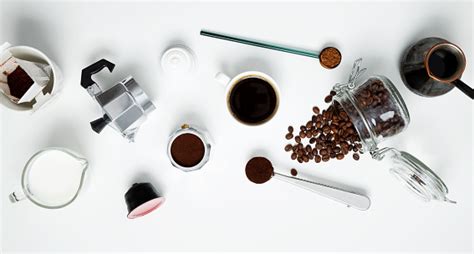 커피를 만들기 위한 재료 간헐천 모카 커피 메이커 금속 Cezve 기계 캡슐을 만드는 다양한 방법 커피 만들기 개념입니다 플랫 레이 상의 View 갈색에 대한 스톡 사진 및