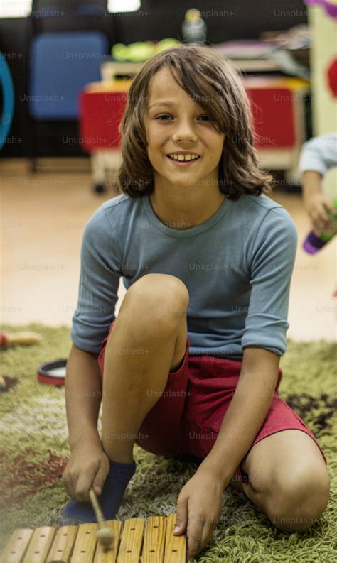 새로운 악기를 연주 할 수 있다는 것은 좋은 일입니다 음악 학교에 다니는 아이 사진 Unsplash의 어린이 전용 이미지