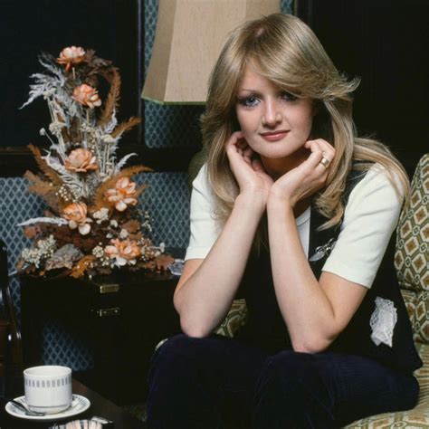 40 Amazing Photos Of A Young Bonnie Tyler From Her Early Music Career