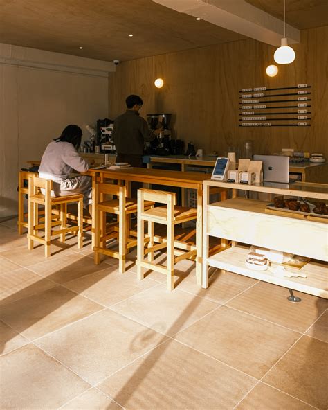 커피 뚜벅이 카페 • Cafe • 공간 해방촌 커피 사랑방 용산구 용산동2가 녹사평역에서 내려 남산 타워를 바라보고 골목 사이사이 이국적인 감성 가득 담긴 해방촌