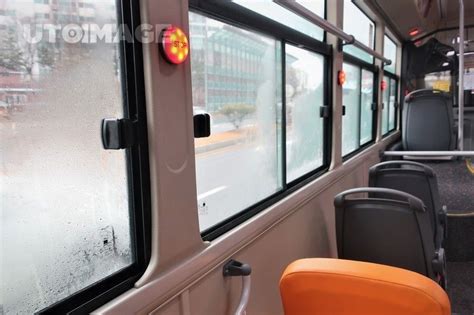시내버스 실내 Yanggiri 사진 시내 버스 실내 내부 유리창 하차 알림 벨 버튼 좌석 의자 교통 배경 배경 버스 내부