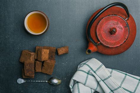 마 시 멜로 차 컵 어두운 배경에 전통적인 찻주전자와 차 구성 0명에 대한 스톡 사진 및 기타 이미지 0명 개체 그룹 건강한 생활방식 Istock