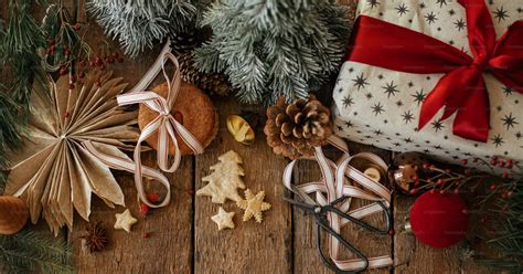 크리스마스 쿠키 세련된 선물 소박한 나무 테이블에 축제 장식 분위기 있는 세련된 크리스마스 구성 텍스트를 위한 공간이 있는 플랫 누워 크리스마스 선물 건강한