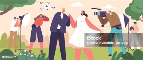 모든 프레임에서 그들의 사랑을 포착 커플 웨딩 사진 촬영은 솔직한 순간을 통해 그들의 기쁨을 보여주었습니다 사진 예술 및 공예제품에 대한 스톡 벡터 아트 및 기타 이미지