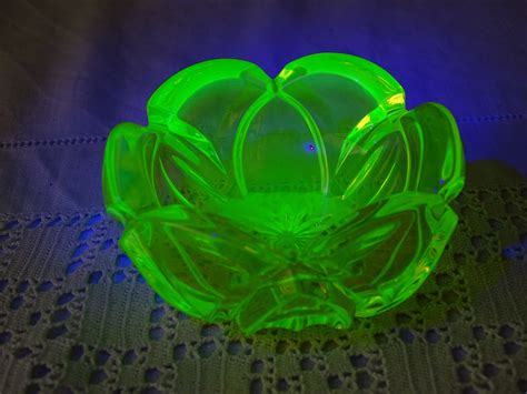 Small Antique Uranium Crystal Glass Trinket Round Dish Retro Green