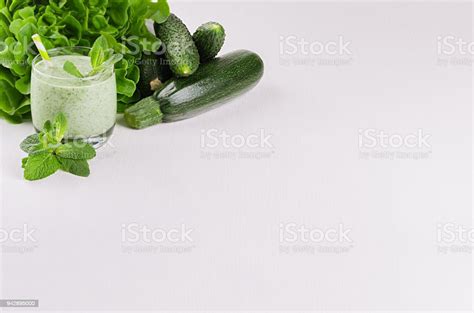 깊은 녹색 야채와 밀 짚 민트 복사 공간 유리에서 녹색 야채 스무디 부드러운 화이트 나무 보드 배경입니다 0명에 대한 스톡 사진 및 기타 이미지 Istock