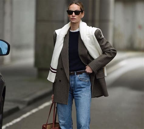 Білі сорочки футболки джинси шкіряні куртки та кросівки речі які не виходять з моди