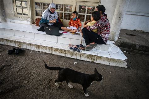 Kegiatan Belajar Luar Ruangan Siswa Slb Antara Foto