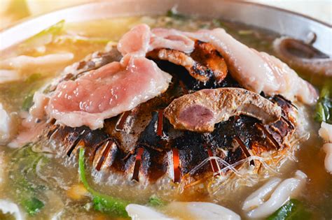 구운된 돼지고기와 야채 그릴 바베 큐 또는 샤 브 샤 브 타이 스타일 요리와 수프에서 냄비 팬에 오징어 건강한 식생활에 대한