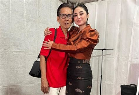 Peluk Pak Anas Dewi Perssik Ungkap Sebuah Fakta