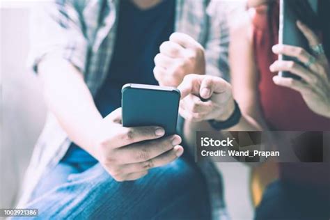 친구 앉아서 스마트폰 연결 기술을 사용 하 여 그룹화 하 고 프로젝트와 비즈니스를 함께 시작 기술 개념입니다 검색에 대한 스톡 사진 및 기타 이미지 Istock