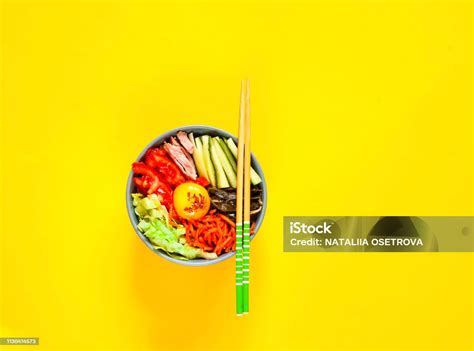 한국 요리의 전통적인 접시입니다 쇠고기 야채와 노란색 배경에 계란 비빔밥 건강한 식생활에 대한 스톡 사진 및 기타 이미지 건강한 식생활 계란 노른자 고기 Istock