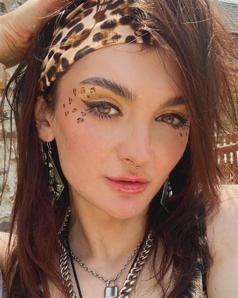 Punya Gaya Makeup Unik Ini Potret Anthony Lexa Pemain Baru Di Sex Education Beauty Journal