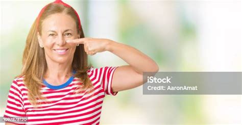 아름 다운 중 년 여성 캐주얼 입고 격리에 T셔츠 줄무늬 얼굴 및 코 밝은 미소 손 손가락으로 패 니 얼을 배경 T 셔츠에 대한 스톡 사진 및 기타 이미지 Istock
