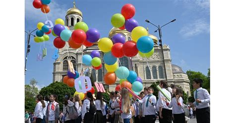 Букви балони полетяха в небето на Варна за 24 май Снимки