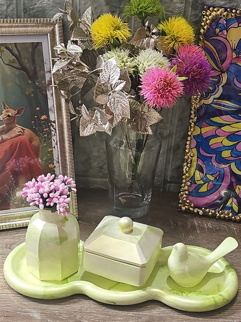 ჩემი სამყარო ადამიანებმა შეამკეს სიყვარული სიმორცხვით პოეზიით თავგანწირვით მაგრამ მათვე