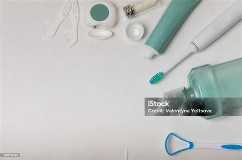 음파 전동 칫솔 치약 구강 세정제 치실 혀 클리너가 있는 욕실 구강 위생 치과 치료 치과 개념입니다 텍스트를 위한 위치입니다 복사 장소 모형 0명에 대한 스톡 사진 및 기타