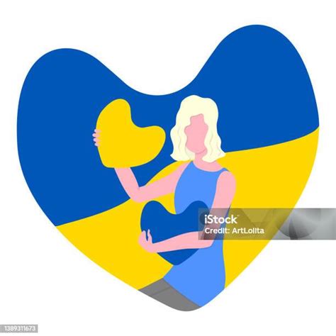 우크라이나 국기의 색상에 큰 마음 소녀는 파란색과 노란색 의 마음을 들고있다 우크라이나의 평화를 위해기도 Russian Invasion Of Ukraine 2022