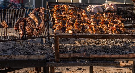 요리 하는 동안 큰 그릴에 쌓아 고기와 소시지의 다른 유형 가금류에 대한 스톡 사진 및 기타 이미지 가금류 갈비 음식 고기 Istock