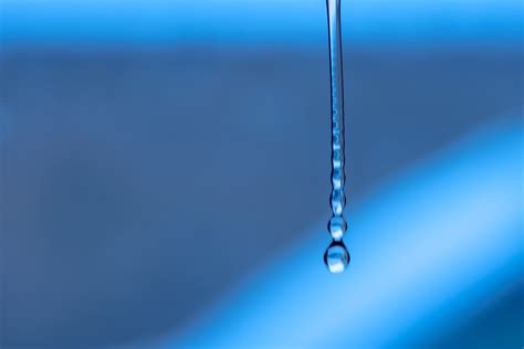 무료 이미지 하락 하늘 햇빛 선 반사 매크로 푸른 화려한 닫기 조명 똑똑 떨어지는 물방울 소리 모양 지구의 분위기 컴퓨터 벽지 사진을 찍다