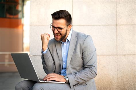 야외에 앉아서 노트북 컴퓨터에서 일하는 중년 성인 사업가 거리에 대한 스톡 사진 및 기타 이미지 거리 긍정적인 감정 표현 기업 비즈니스 Istock