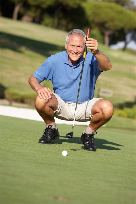 Golfista Masculino Mayor En Campo De Golf Imagen De Archivo Imagen De Curso Club 16304165