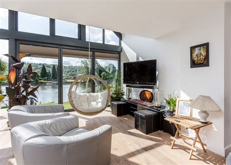 Baca Architects Completes Buoyant House On The River Thames