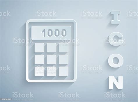 회색 배경에 격리된 계산기 아이콘을 잘라낸 용지 회계 기호입니다 비즈니스 계산 수학 교육 및 금융 종이 아트 스타일 벡터 3차원