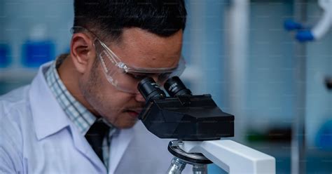 실험실에서 현미경을 통해 보고 있는 젊은 과학자 연구를 하는 젊은 과학자 사진 Unsplash의 진단 이미지