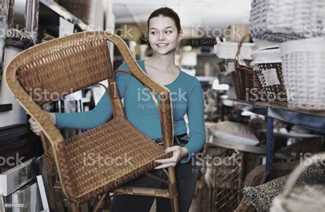 데코를 위한 고리 버들 세공의 자가 게에와 서 젊은 고객 여자 쇼핑에 대한 스톡 사진 및 기타 이미지 쇼핑 집 내부 상점 Istock
