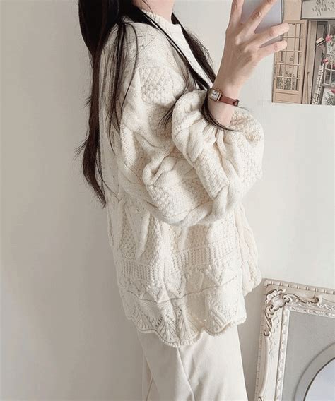 오버핏 벌룬 퍼프 소매 라운드 밑단 물결 프릴 아방 울 니트 1color 에이블리