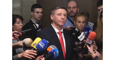 Искра Михайлова смени изгонения Николай Дренчев при Възраждане в парламента