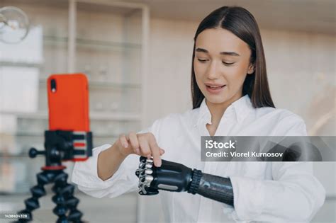 삼각대에 스마트폰으로 비디오를 촬영하는 장애 소녀 블로거 생체 공학 보철물에 대해 말하기 20 24세에 대한 스톡 사진 및 기타 이미지 20 24세 감각 지각 감지기