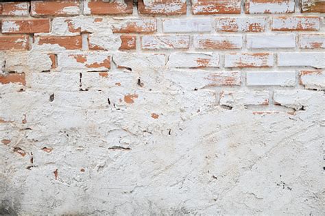 벽돌 벽은 표면을 더 아름답게 보이도록 장식하기 위해 흰색 석고로 회 반죽을 칠하는 과정에 있습니다 벽돌 벽 배경 및 텍스트 복사 공간 0명에 대한 스톡 사진 및 기타