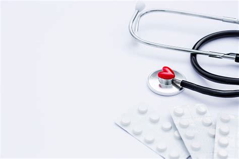 창조적 인 의료 엽서 청진기 알약 및 흰색 배경에 붉은 심장 의학 플랫 레이 0명에 대한 스톡 사진 및 기타 이미지 0명 개념 건강 진단 Istock