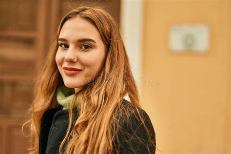 Jovencita Rubia Sonriendo Feliz De Pie En La Ciudad Foto De Archivo