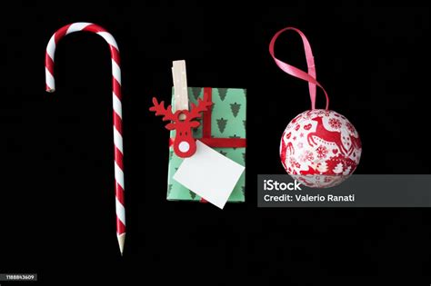 검은 배경에 사탕 스틱 수제 장식 공과 선물 상자와 크리스마스 장식 0명에 대한 스톡 사진 및 기타 이미지 0명 검은색 겨울 Istock