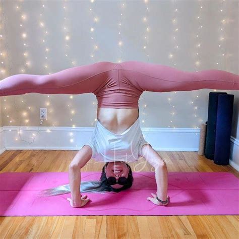 I love stretching this way : r/girlsinyogapants